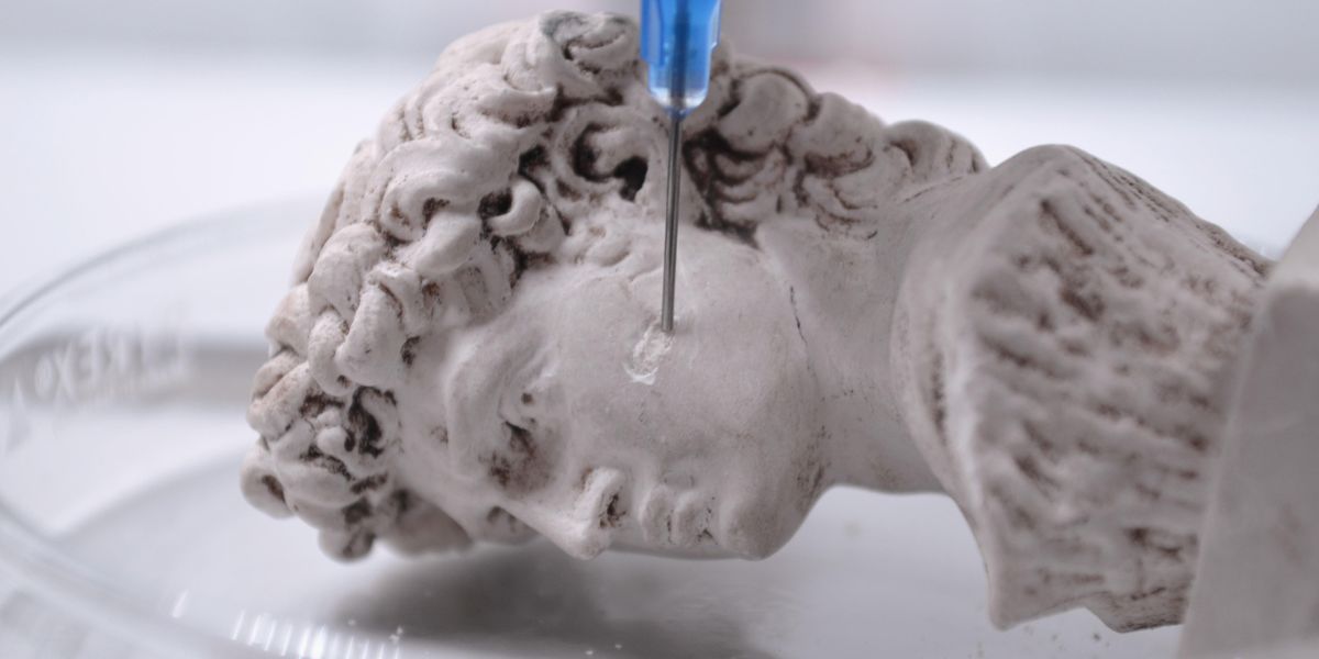 Podcast: Building Bones with Bacteria-Infused Ink